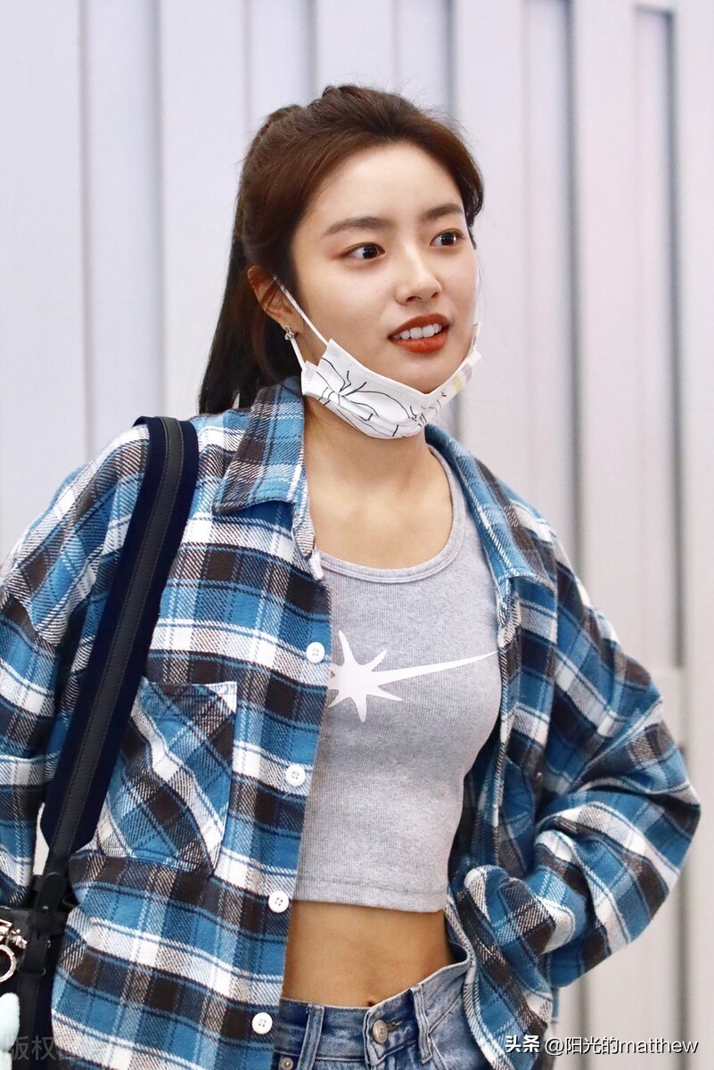 Xu Ruohan's POS at the airport is full of affinity for interaction with fans - iNEWS