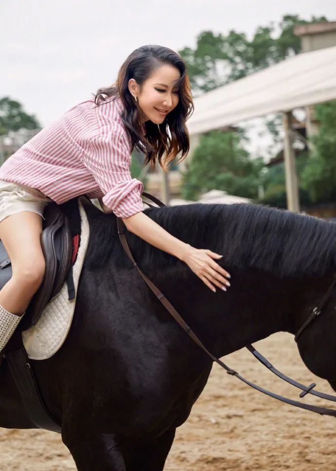 Screaming Coco Lee, helpless struggle, cold interests, disappointed ...