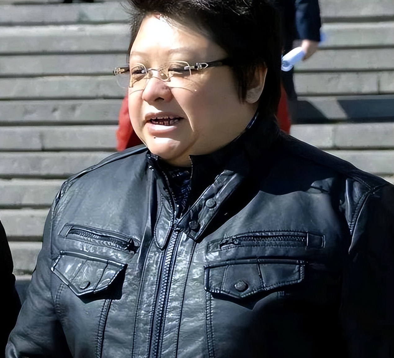 Han Hong was reported under her real name and embezzled 200 million ...