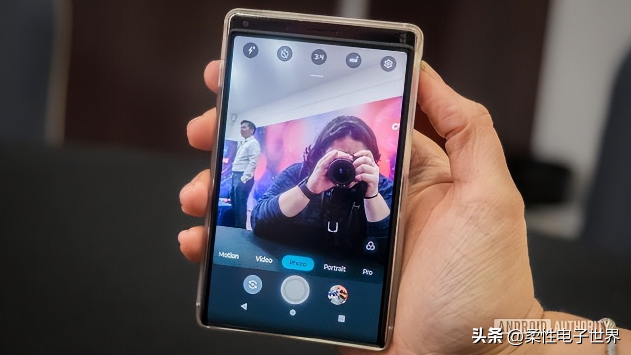 Motorola Rizr vertical scrolling screen mobile phone gets started, 5 ...