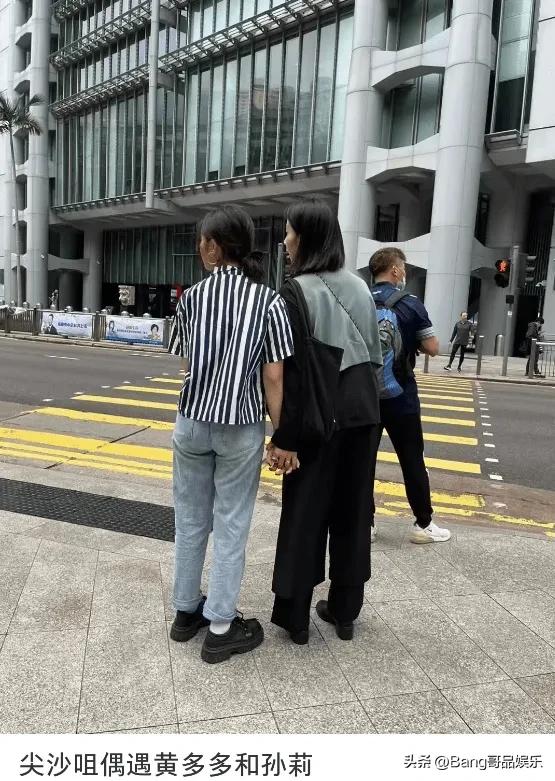 A netizen ran into Huang Lei's family in Hong Kong, wearing low-key ...