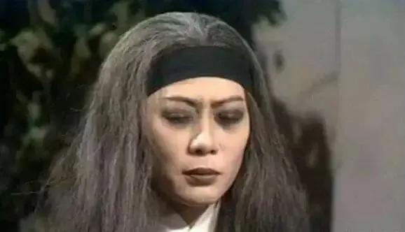 The sword qi is 30,000 miles across, and the sword is light and cold in ...