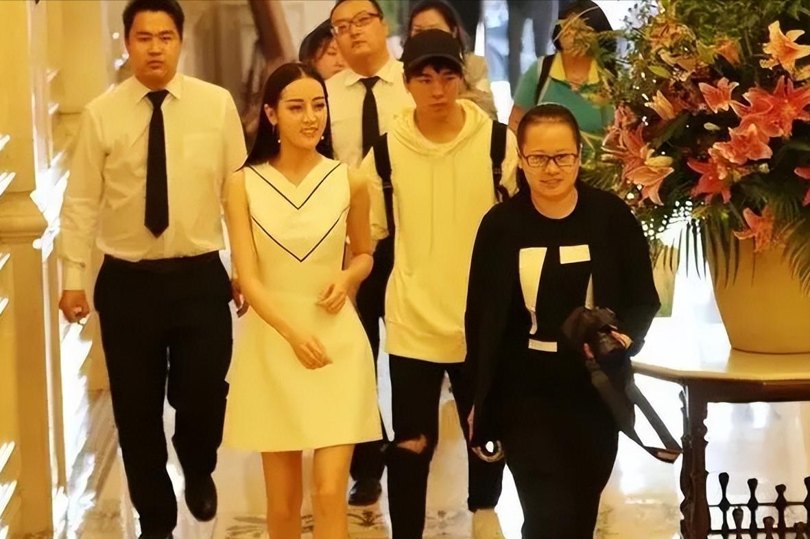 The star assistant is too much! Touching the buttocks, taking over the ...