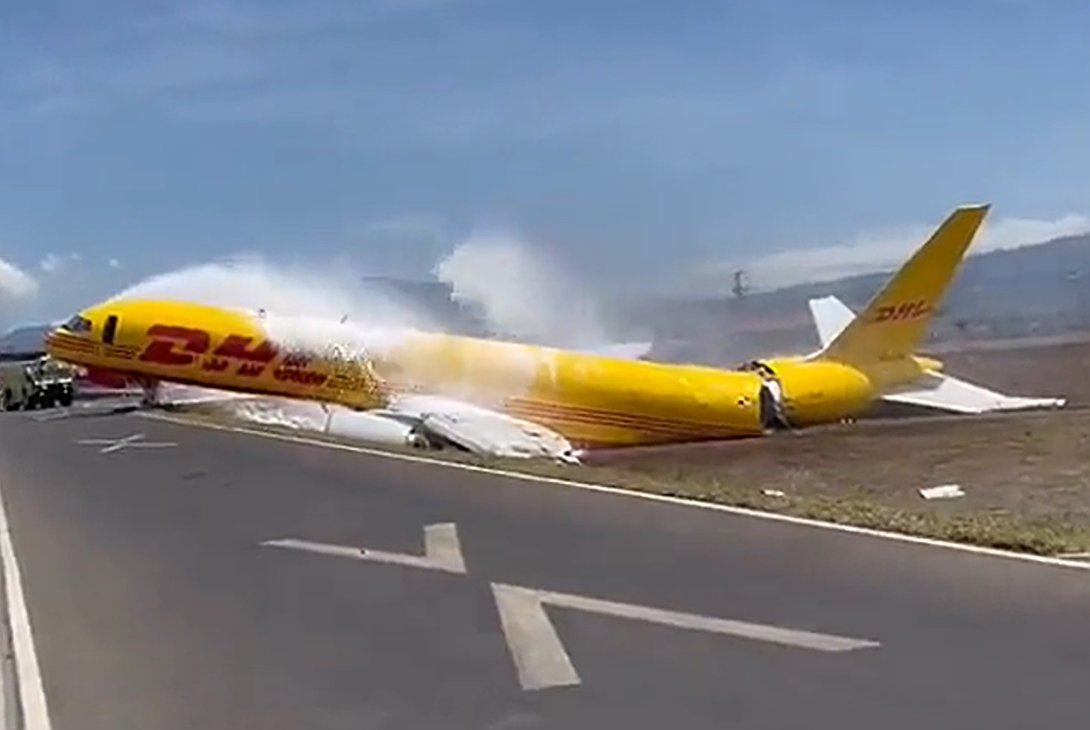 A Boeing 757 broke in two!Embraer plane crashes off runway, fuselage ...