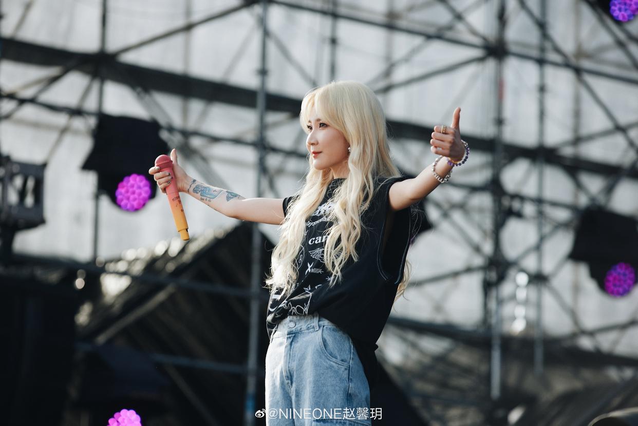 Actress Naiwan took off her clothes with one hand at the Music Festival ...