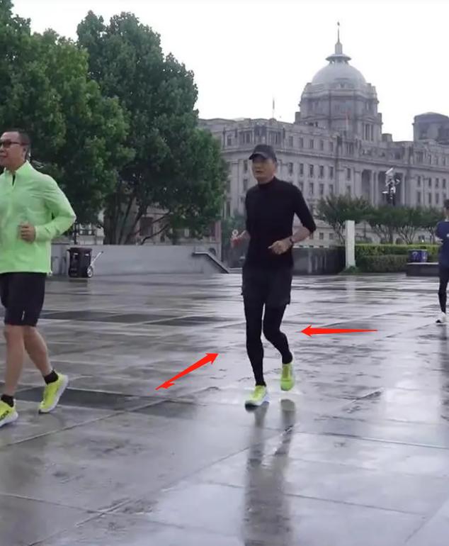 Zhou Run discovered that he was running in Shanghai, his body was thin ...