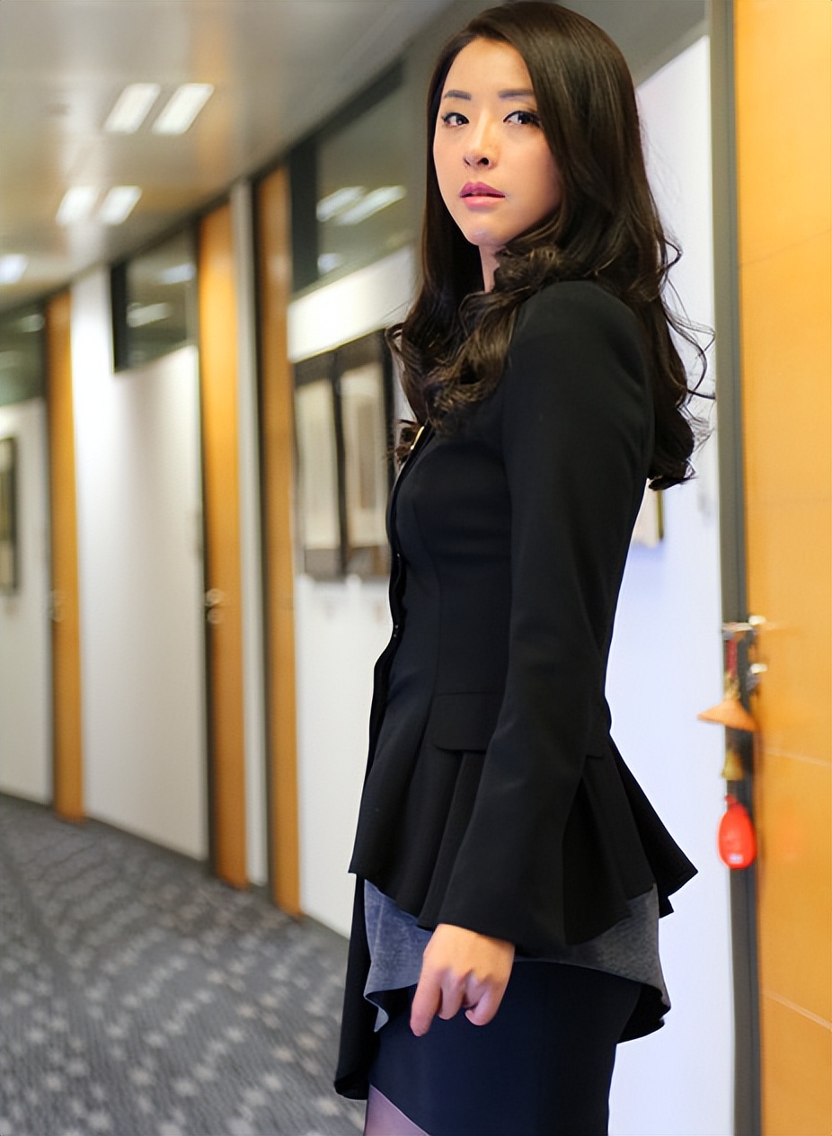 Incomplete dress with black stockings, Huang Xiaolei walks out of ...