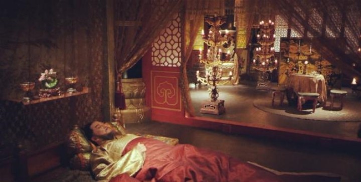 Why is the concubine's bed less than 1 meter wide? It's not that the ...