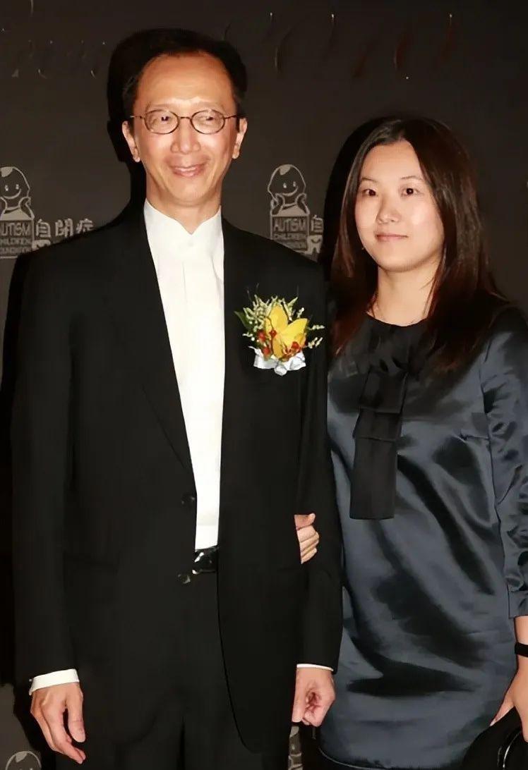 Fu Mingxia takes a sweet photo with her rich husband - iNEWS