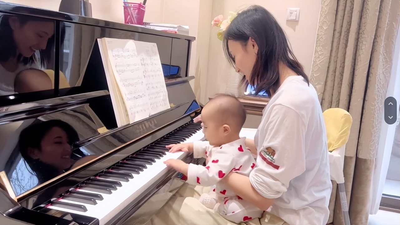 Haiha Jinxi accompanies her daughter to play the piano, her eyes full ...
