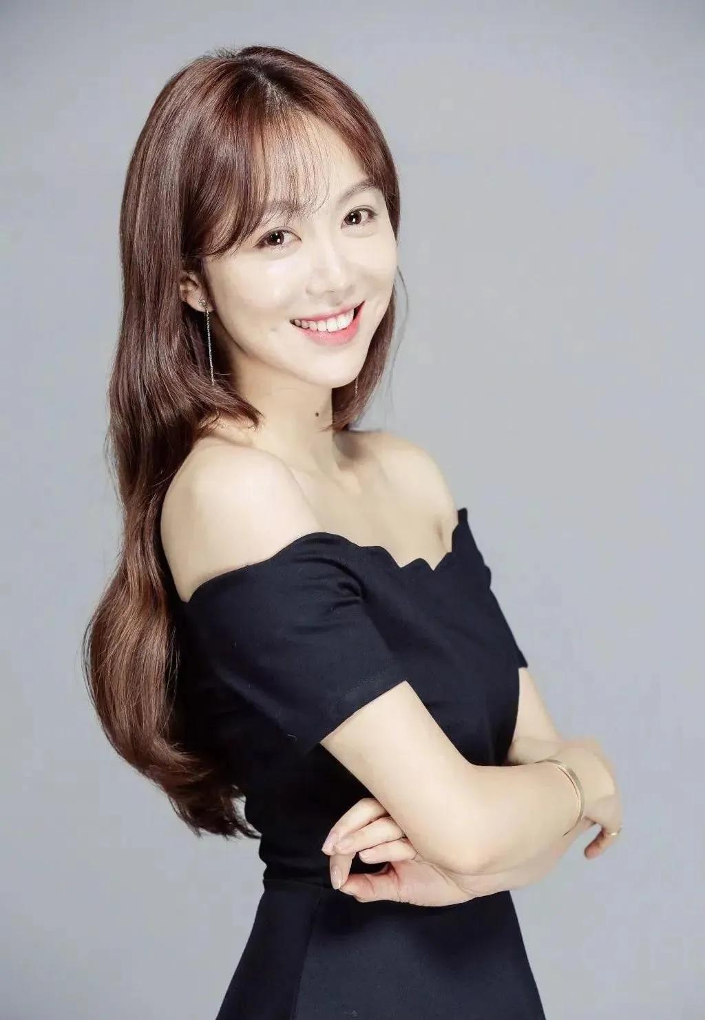 She is so beautiful, so charming, and tender as water!(Jiang Yan) - iNEWS