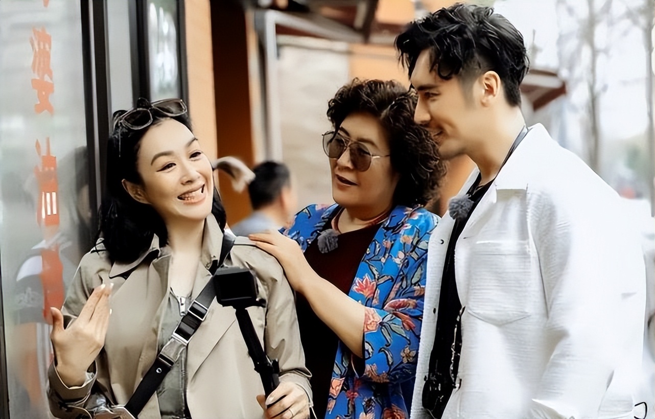 51-year-old Zhong Liti wears fancy clothes again!Suspender skirt with stockings and slippers ...