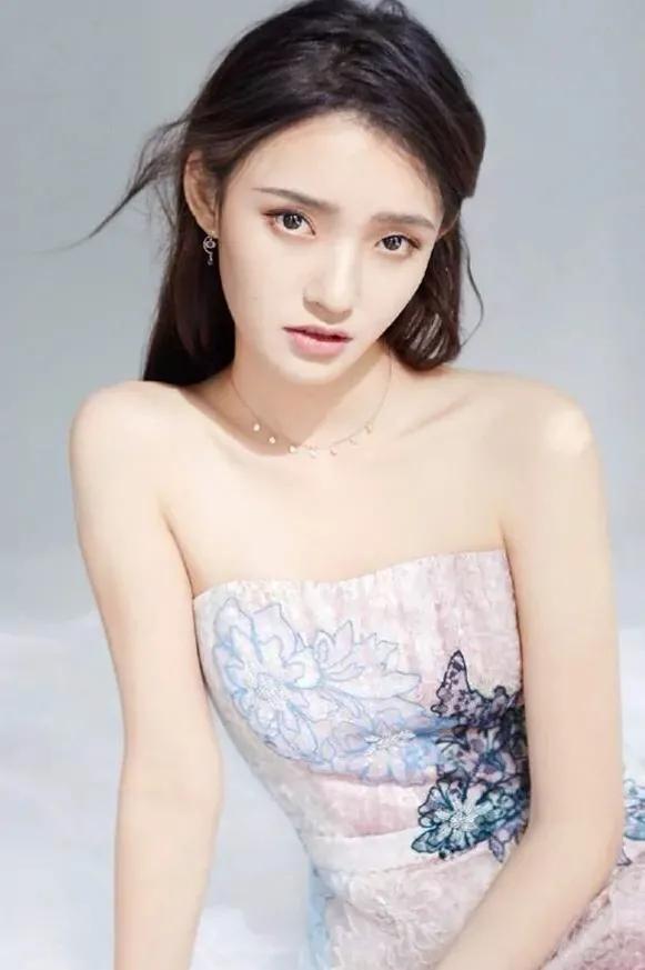 Star girl Lin Yun, her looks can be sweet or salty, she has a lovely ...