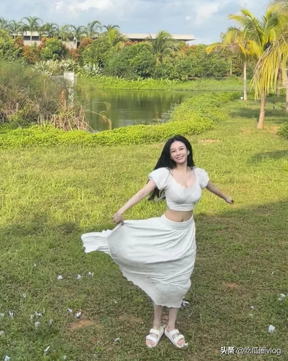 Shen Yue shows off her charming curves in a sexy waistless dress for ...