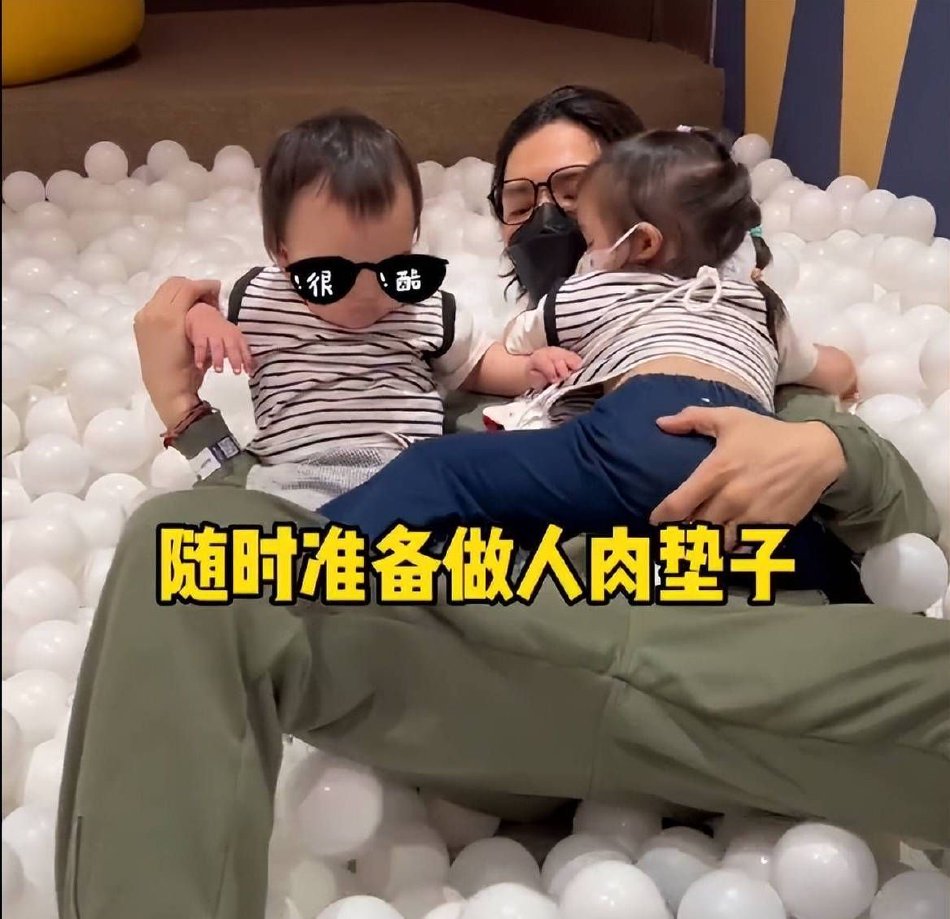 Xiang Zuozhai's family of four played wildly at the playground, Guo ...