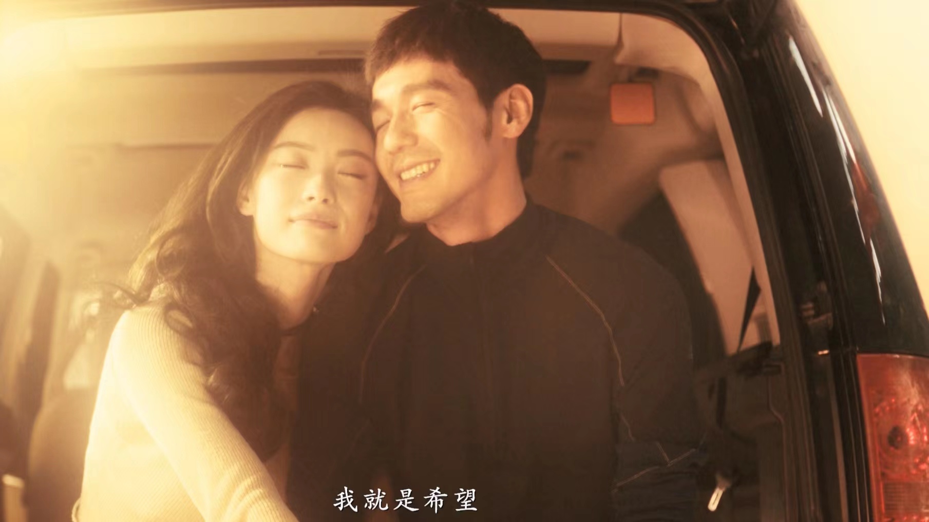 Ni Ni and Bai Yu's eyes are drawn, and the kiss in the desert is really ...