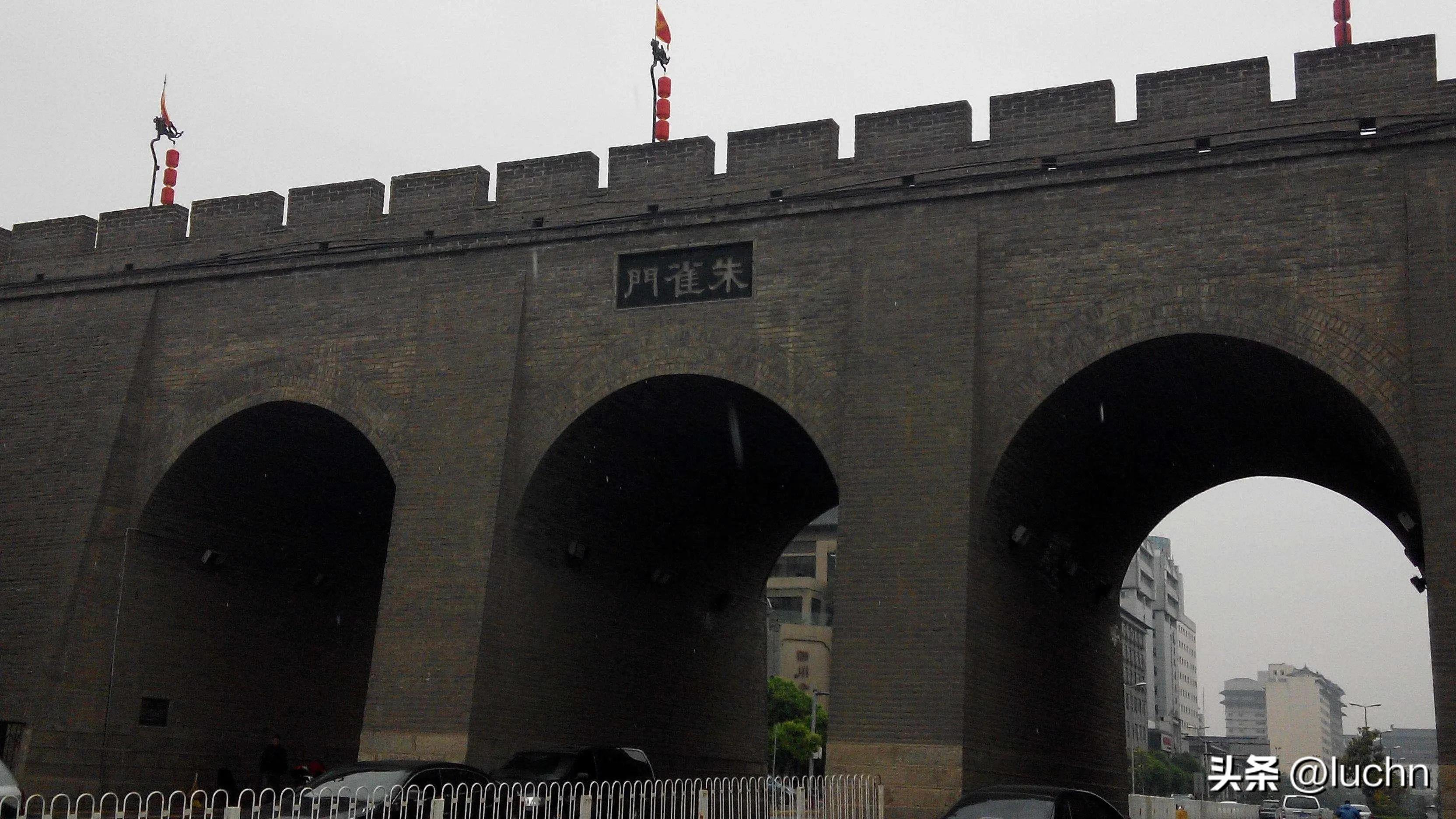 The ancient capital of Xi'an, walking around the city wall, blending ...