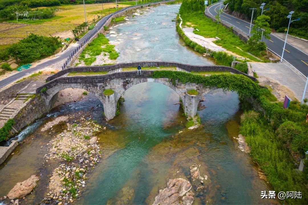 The Guangji Bridge at the foot of the mountain has a unique shape, spanning the Yintan River ...