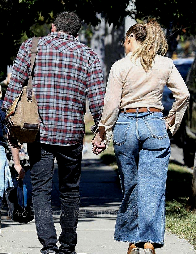 The 52-year-old Latin diva took a walk happily, her tall and eye ...