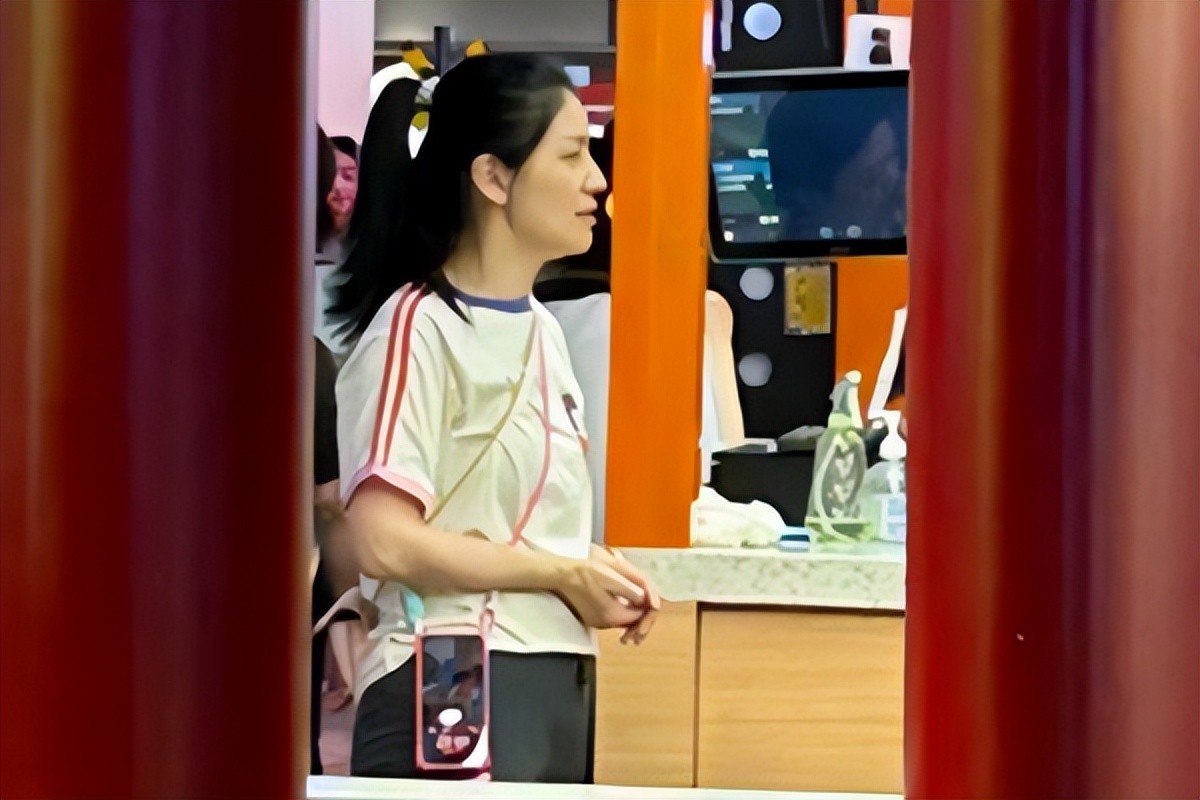 Sha Yi and Hu Ke were recognized on the street. Hu Ke looks like a ...