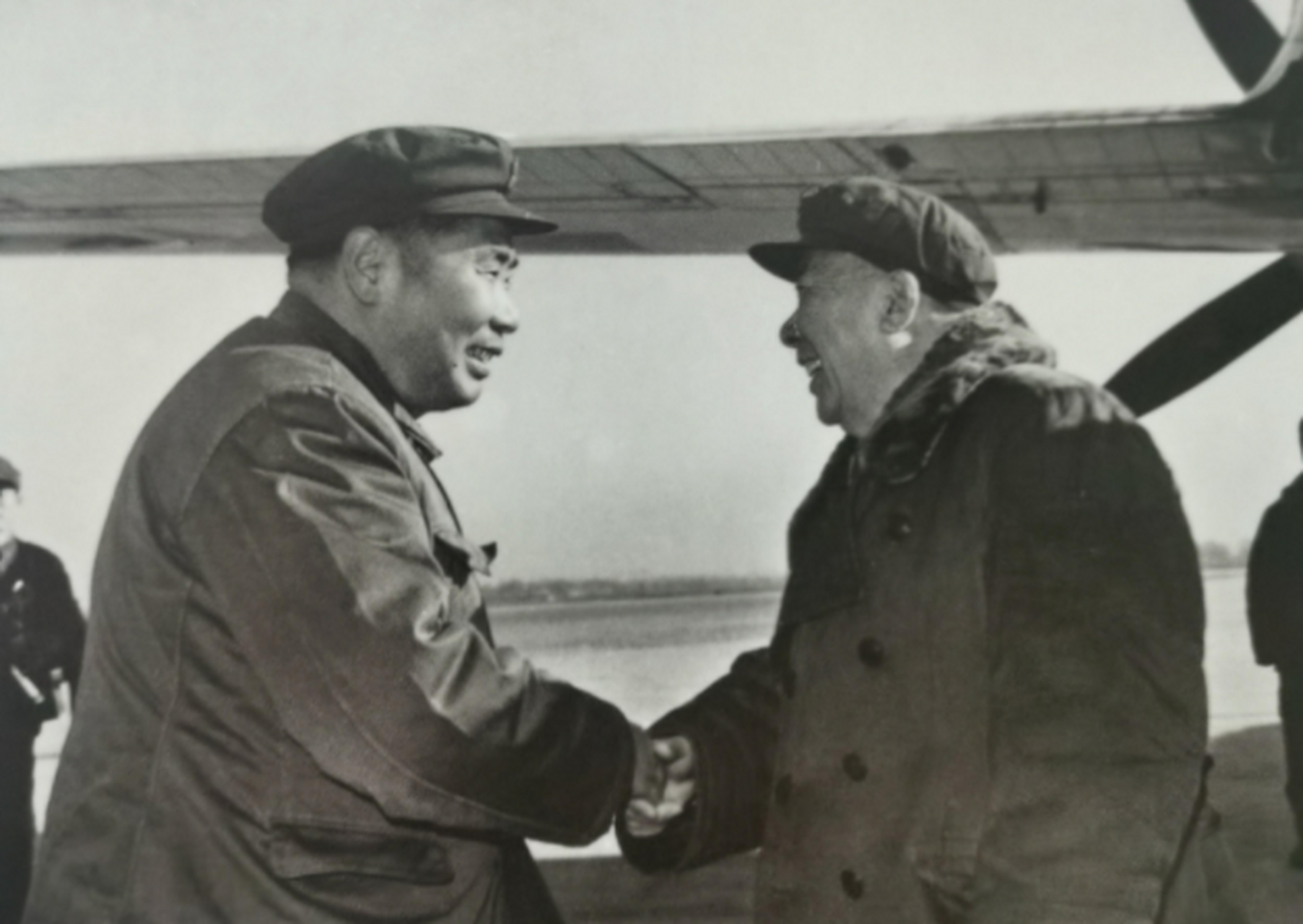 When Yang Dezhi inspected the 127th division, the secretary reminded ...