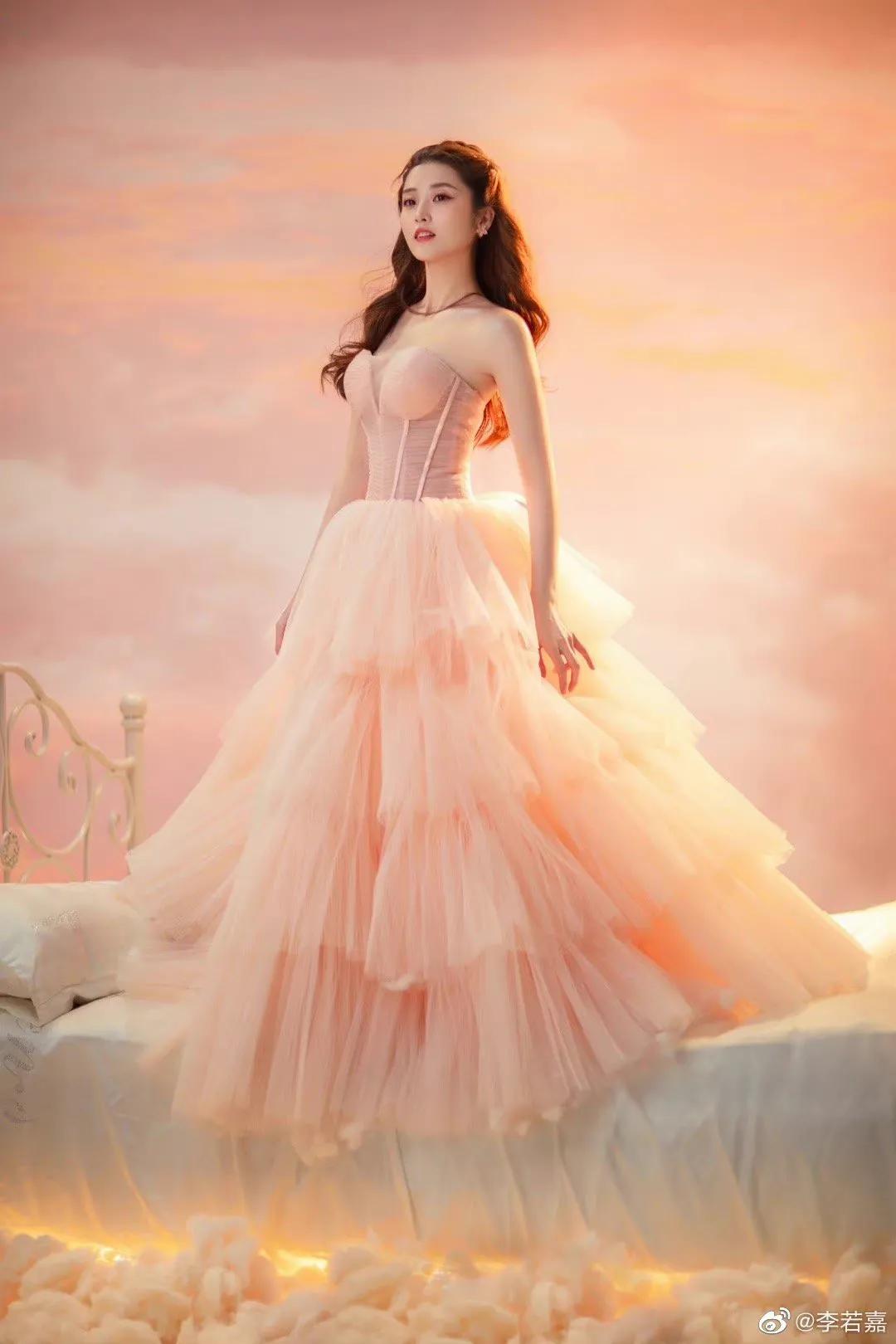 Beautiful picture of Li Ruojia - iNEWS