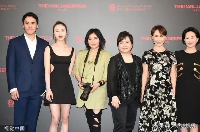 Group photo of the gambling king family! He Youjun holds Xi Mengyao's ...