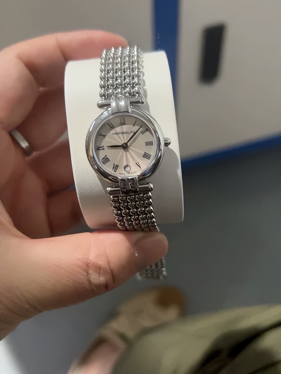 How about the Heberlin watch, let's take a look at this Heberlin watch ...