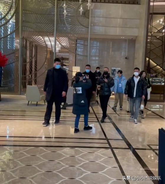 GAI Zhou Yan was met by a female fan on the show late at night, and ...