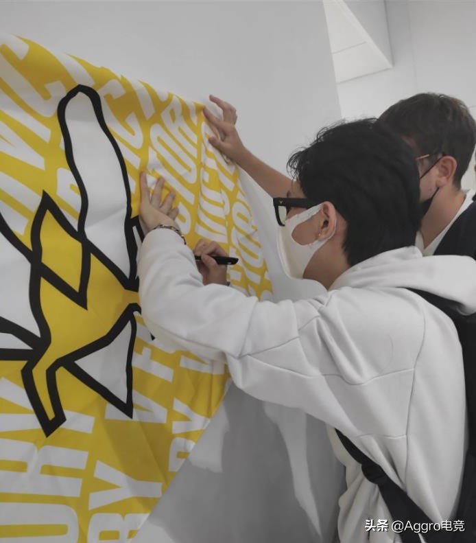 After being permanently banned by LPL, match-fixer Bo flew to Europe and was greeted late at ...