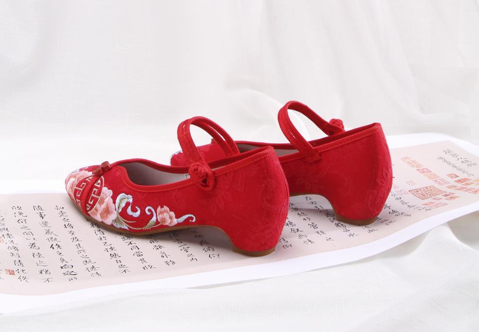 What kind of embroidered shoes should I wear with a cheongsam? - iNEWS