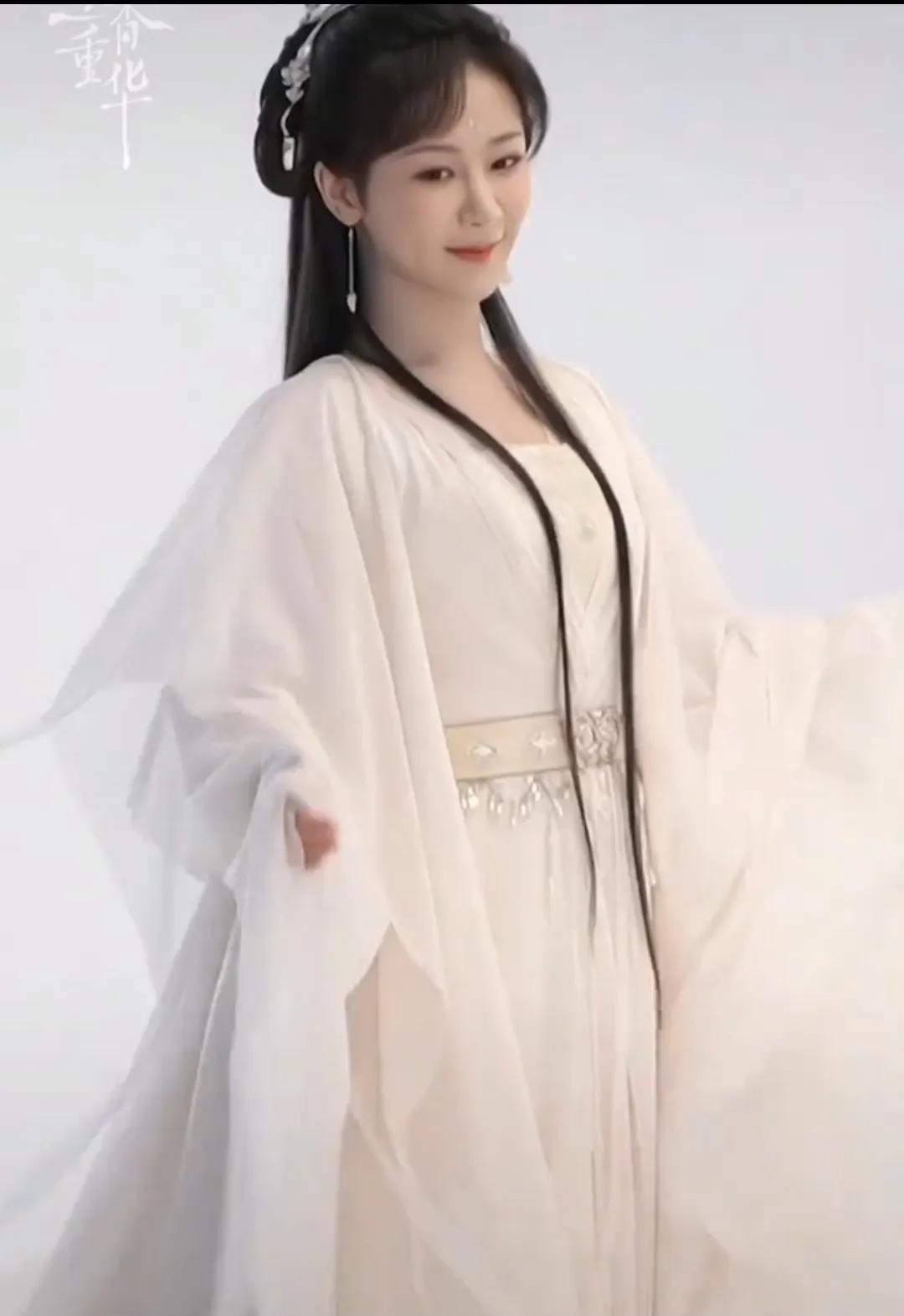 Yang Ziyan's pale costume is so beautiful - iNEWS