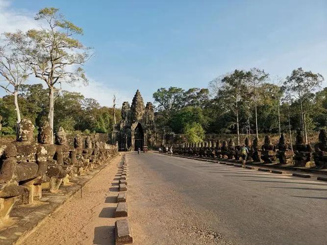 Social hierarchy and economic decline, eventually leading to the ...