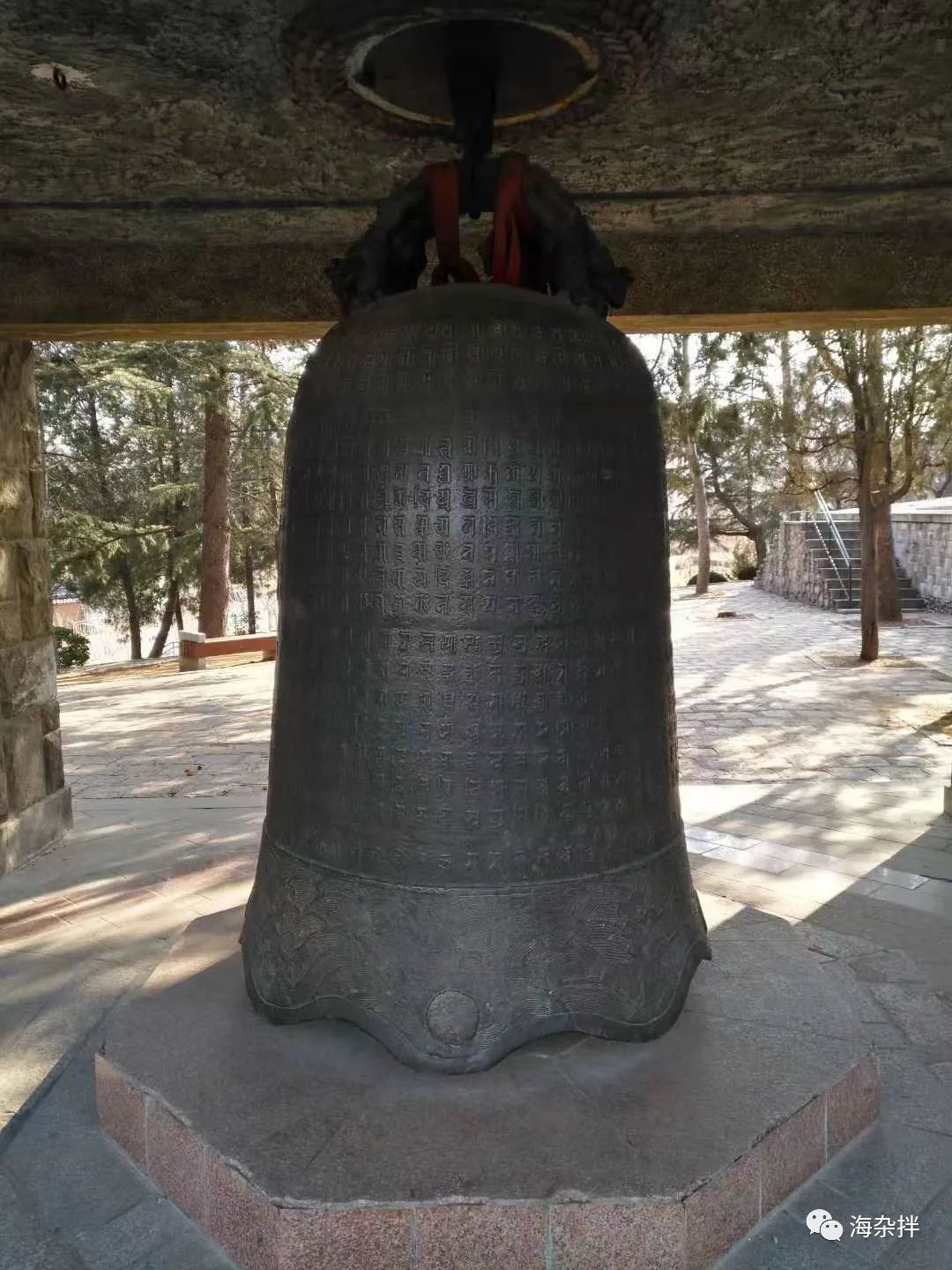 The ancient bell in Dalian Labor Park - iNEWS