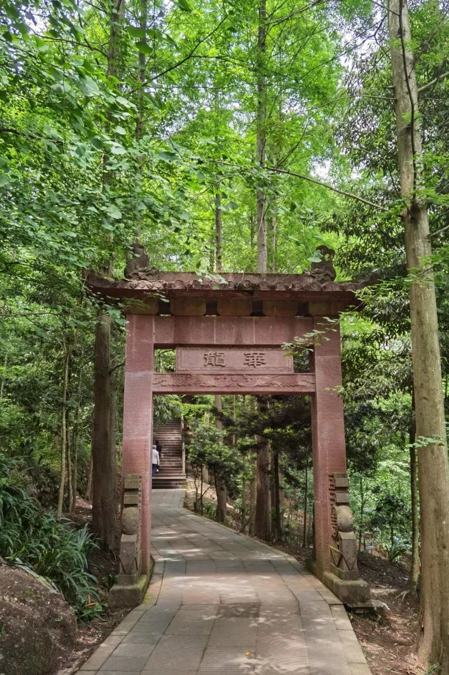 Hike in Chongzhou, Chengdu, climb to the top of the secluded temple - iNEWS