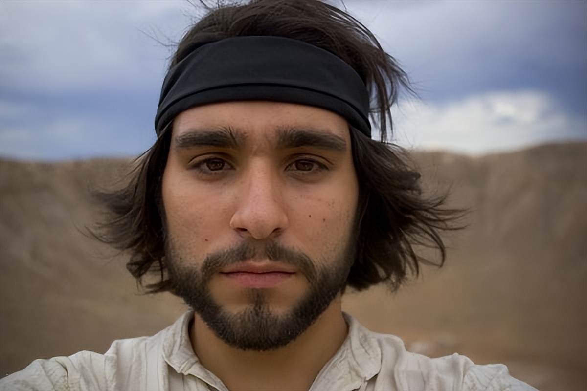 Jordan Vogel-Roberts: Through the selection of visual elements, the ...