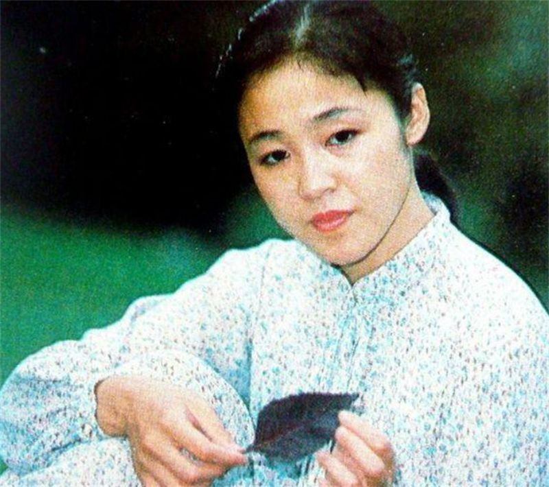 Why did the popular girl in "The Garland Under the Mountain" fall in ...