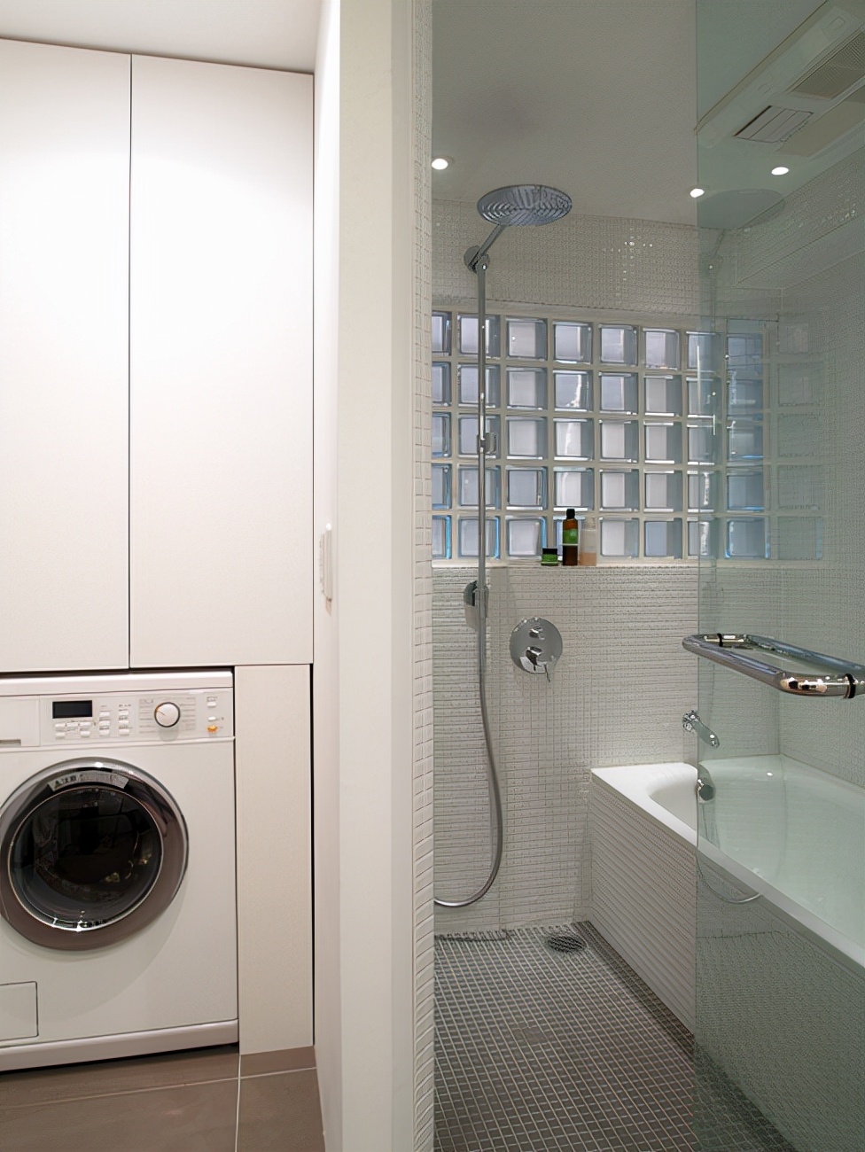 The renovation of an old house of 49 square meters in the Minato ...