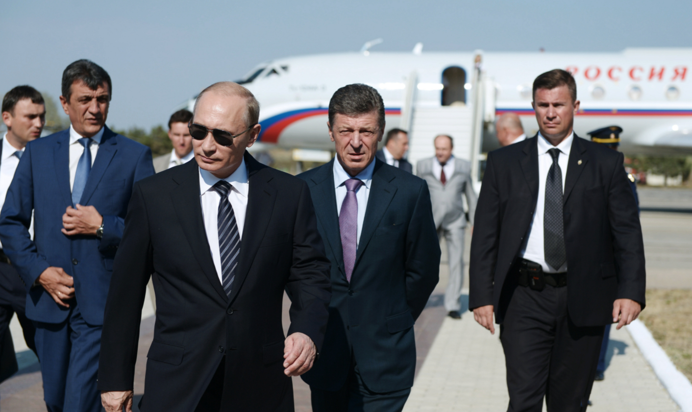 Why does Putin's bodyguard always bring a black umbrella?Not just ...
