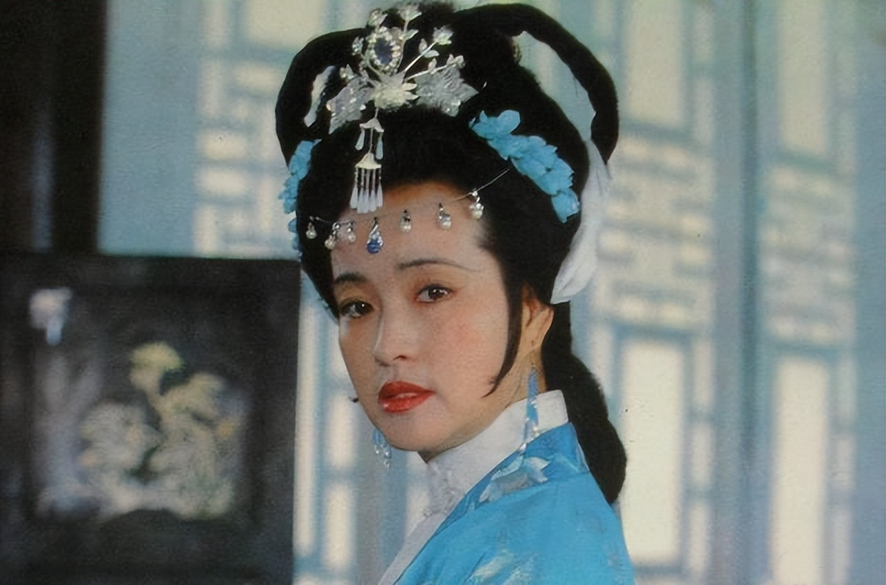 Shen Mengchen plays Wang Xifeng, with a gorgeous shape and full of ...