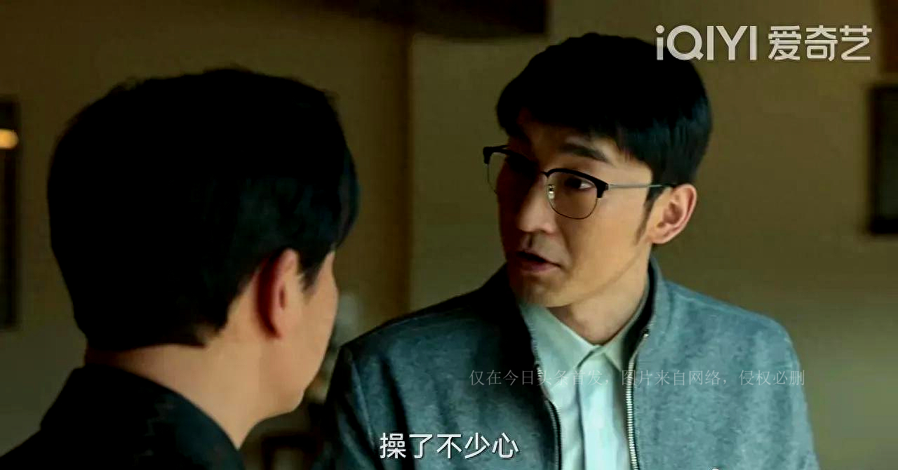 Zheng Jiabin, who plays the role of Zhao Lidong's secretary, plays a very trendy little ...
