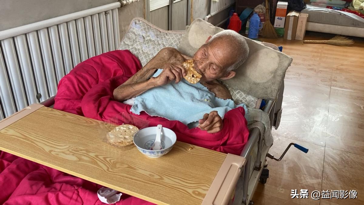 A 70-year-old son takes care of his 100-year-old father alone: I am ...
