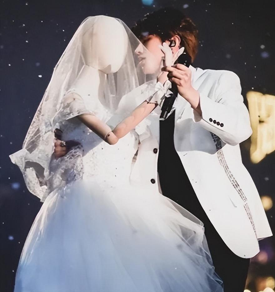 It took Cai Xukun 3 years from a newcomer to a superstar, but it only took 1 day to go from top ...