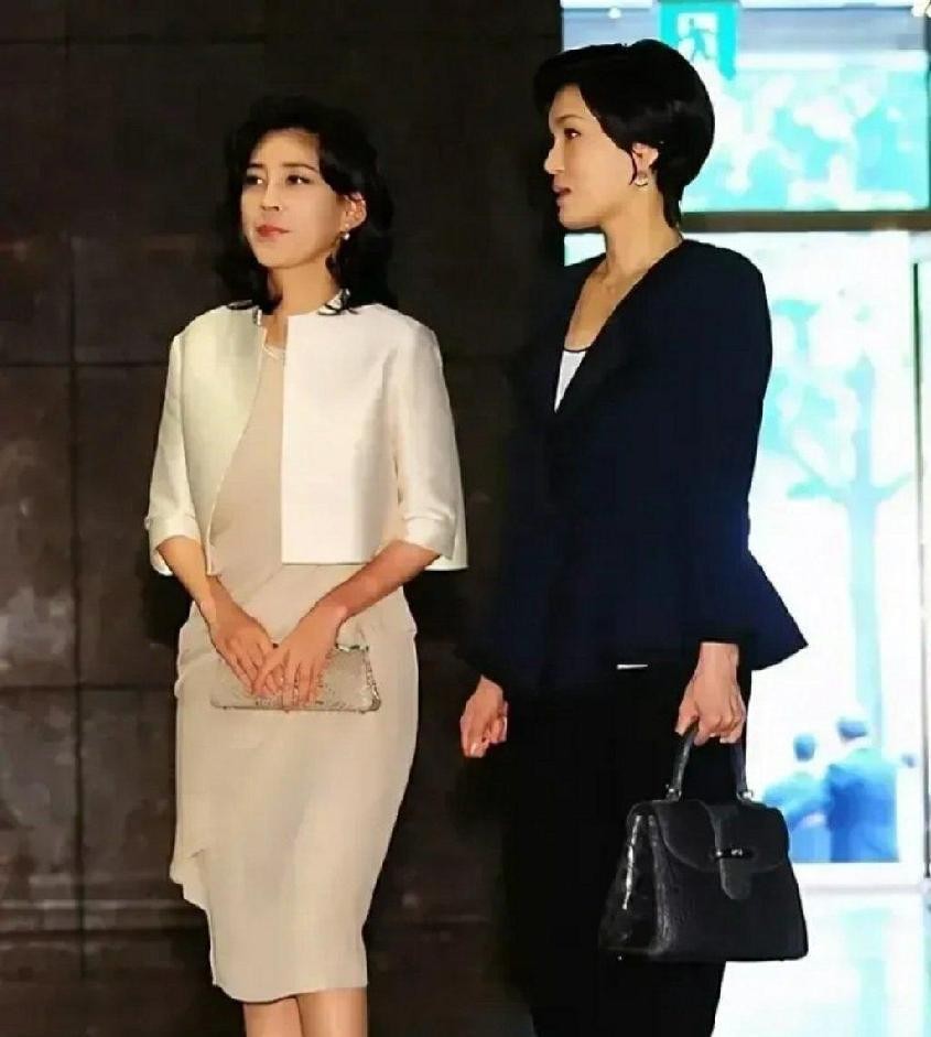 The Samsung princess and the second princess are in the same frame, the ...