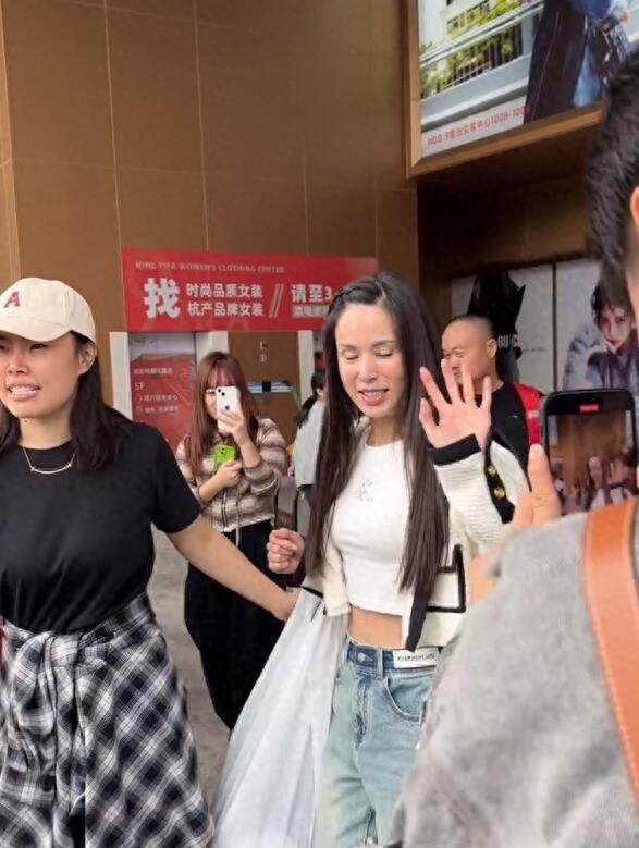 57-year-old Li Ruotong appeared at the Small Wild Goose Pagoda in Xi'an ...