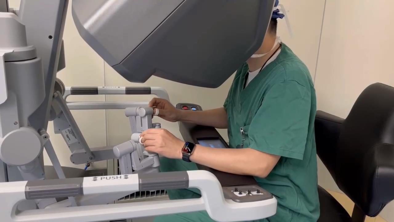 Surgical robot to "assist", "GPS navigation" positioning to accurately ...