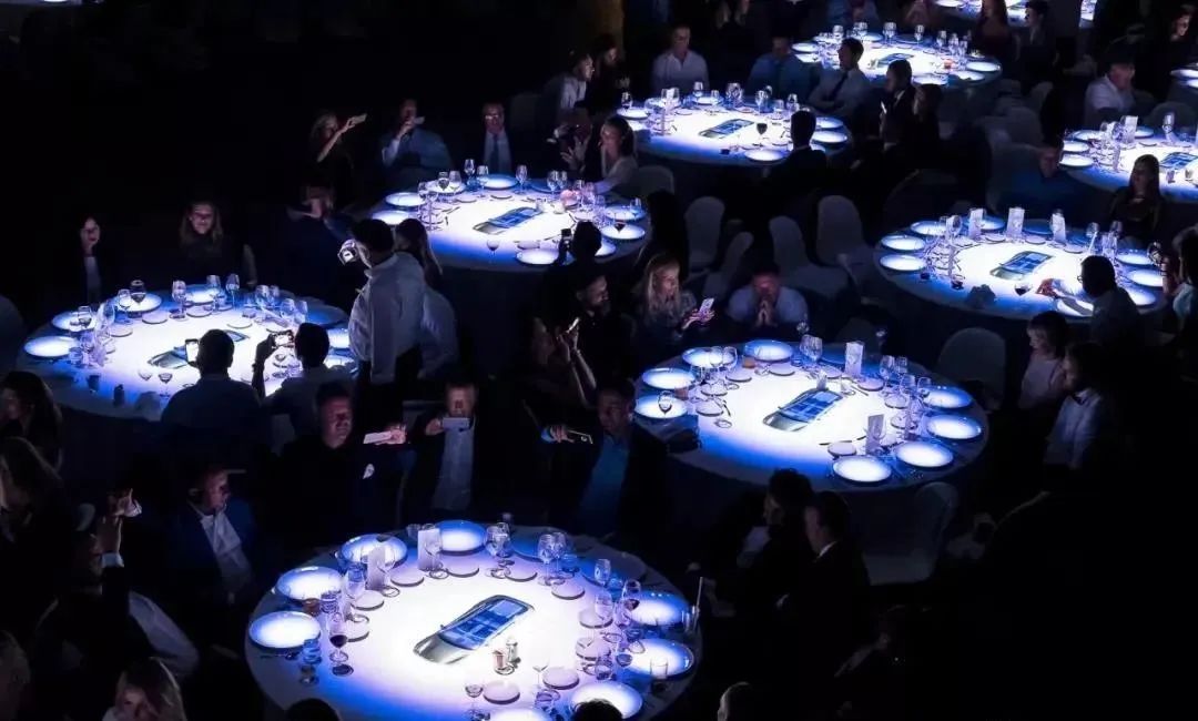 Holographic Press Conference!The golden finger of stage visual ...