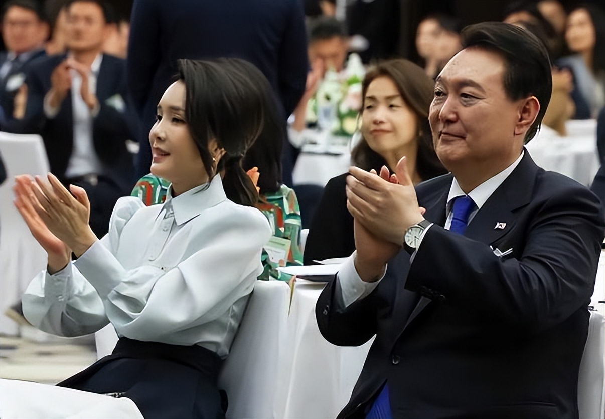 The first lady of South Korea is full of charm, changing her clothes to ...
