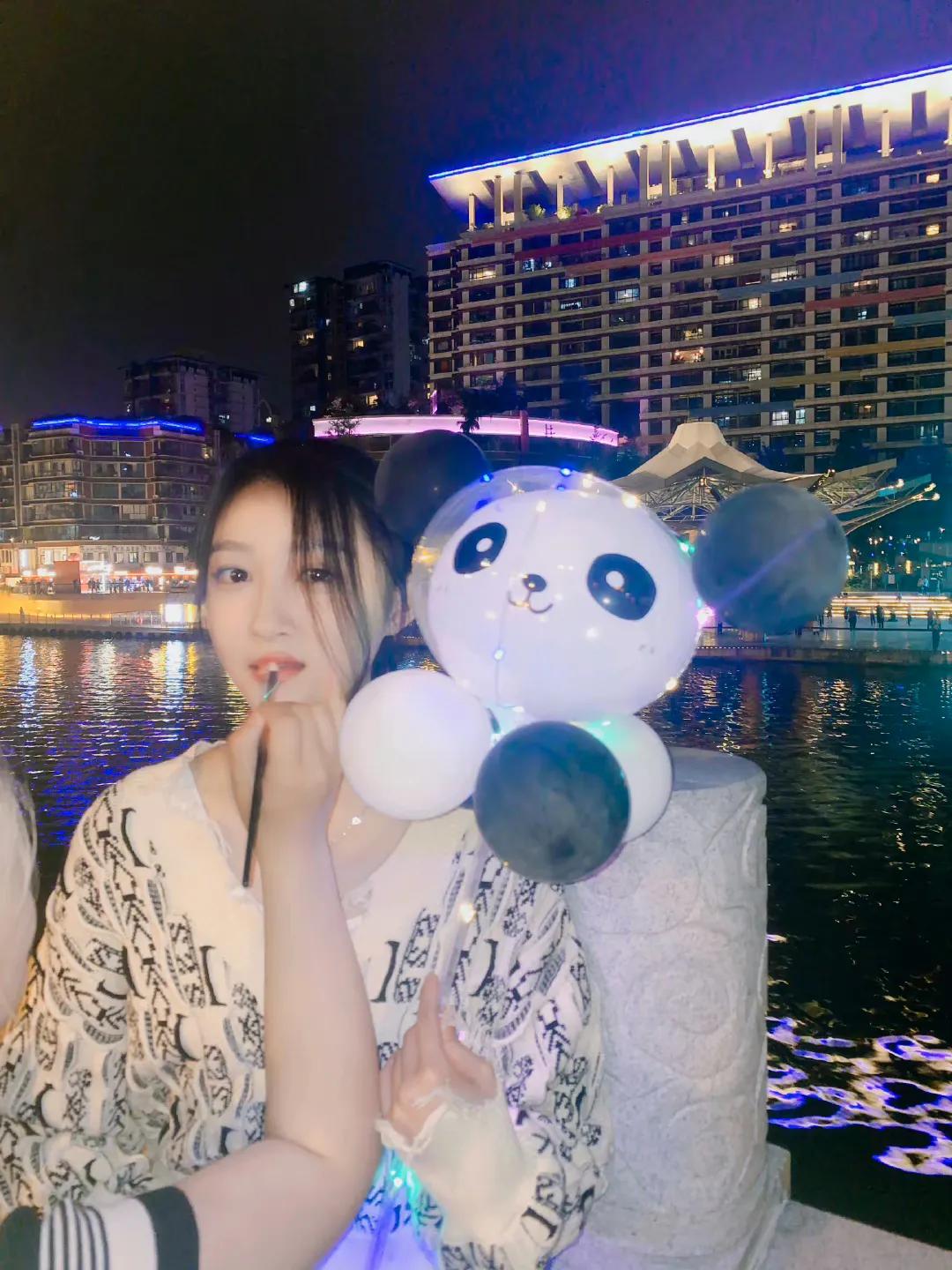Guan Xiaotong's recent outfits - iNEWS