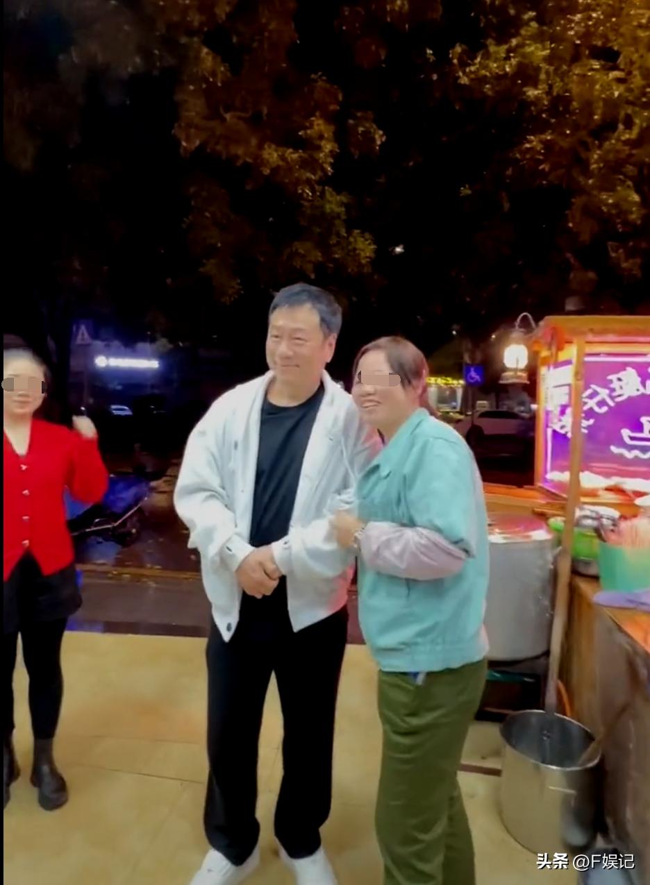 Li Yaoxiang brought a big pot to buy porridge and took photos with many ...